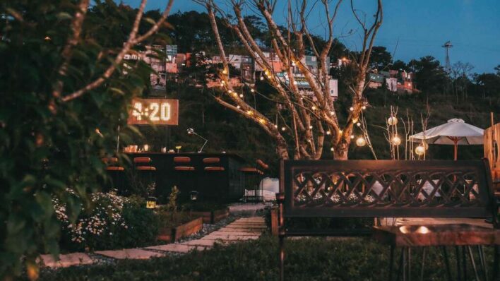 Tiệm Cafe Phía Tây Mặt Trời - Khoe Quán